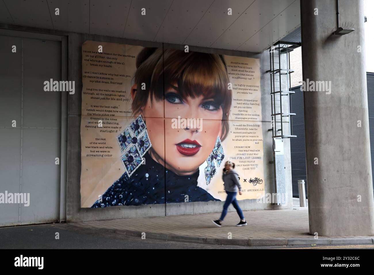 Taylor swift murals hi-res stock photography and images - Alamy