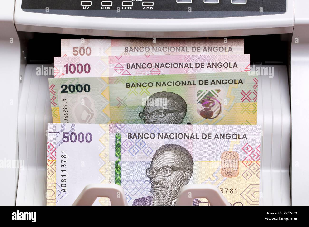 Angolan money - Kwanza in the counting machine Stock Photo - Alamy