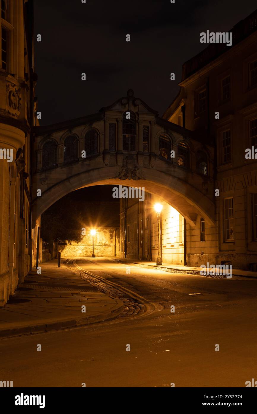The famous 'Bridge Of Sighs' in Oxford city centre after dark during ...