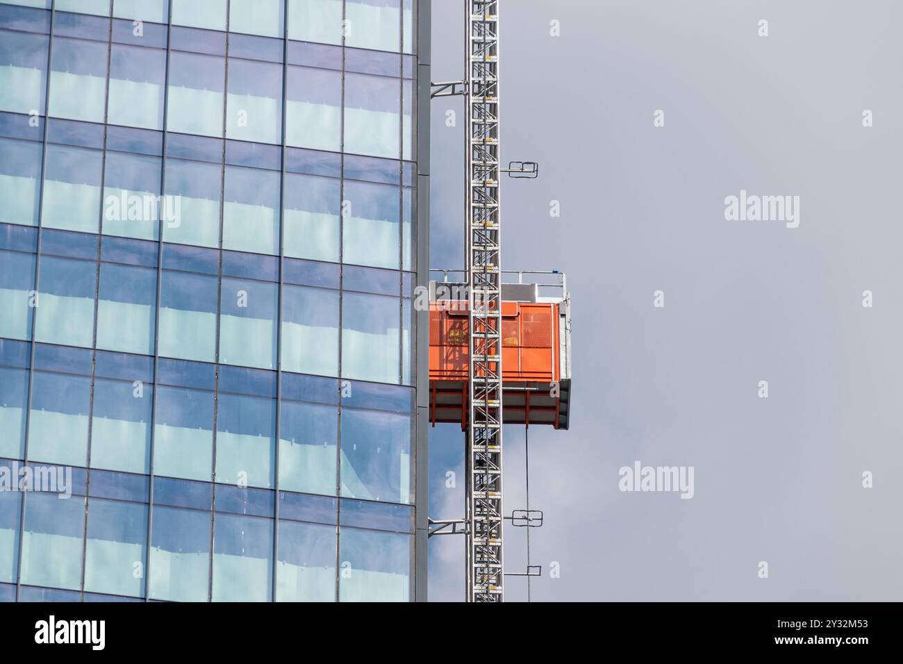 A construction elevator attached to a high rise building Stock Photo ...