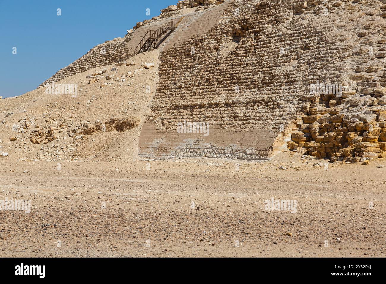 Egypt, Meidum, king Seneferu pyramid, rest of casing Stock Photo - Alamy