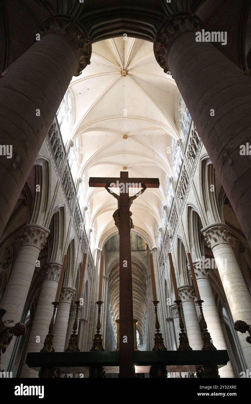 Rouen, France - august 2024 : Interior of Rouen Notre-Dame Cathedral, Cross Jesus Christ Stock ...
