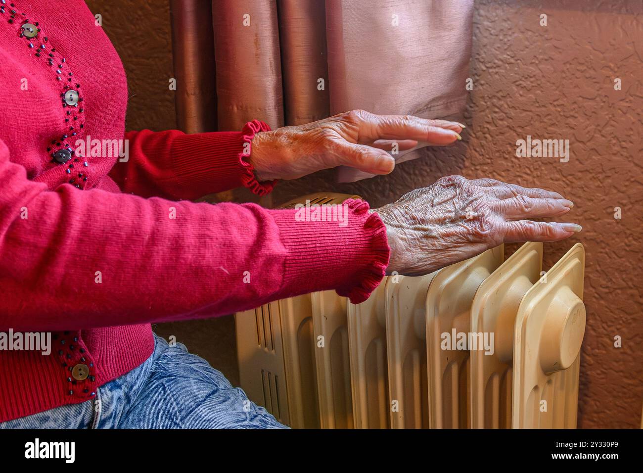 Old lady feeling the cold hi-res stock photography and images - Alamy