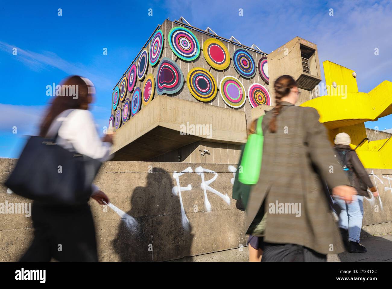 London, UK. 12th Sep, 2024. Members of the public walk and cycle past ...