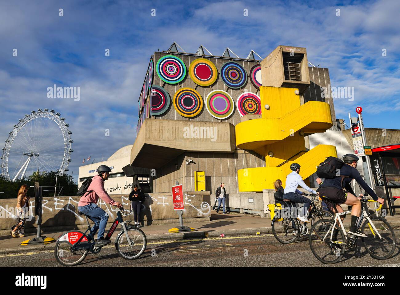 London, UK. 12th Sep, 2024. Members of the public walk and cycle past ...