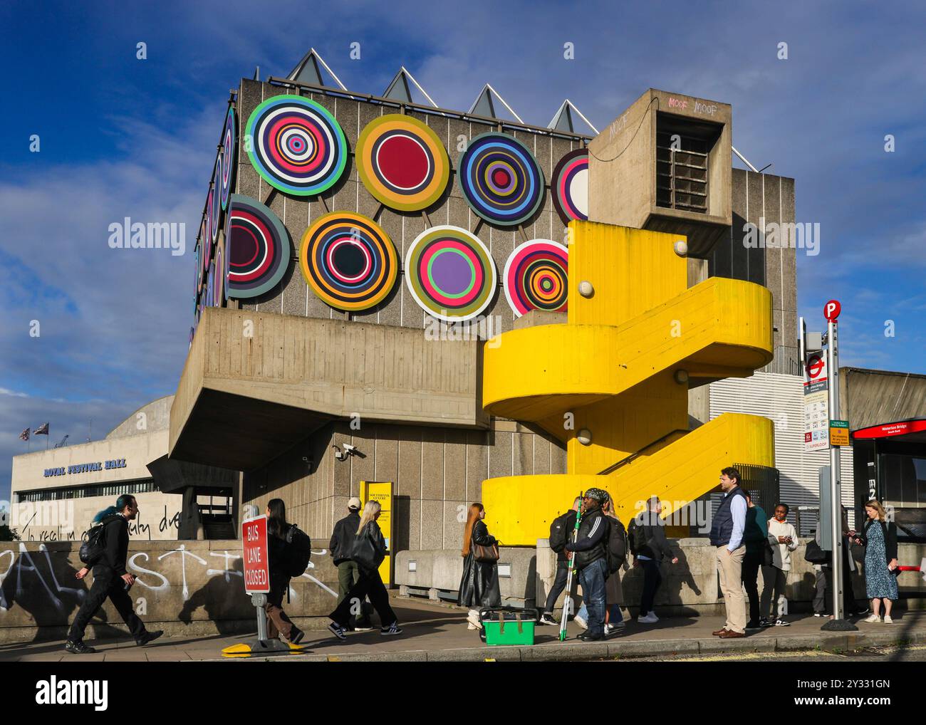 London, UK. 12th Sep, 2024. Members of the public walk and cycle past ...