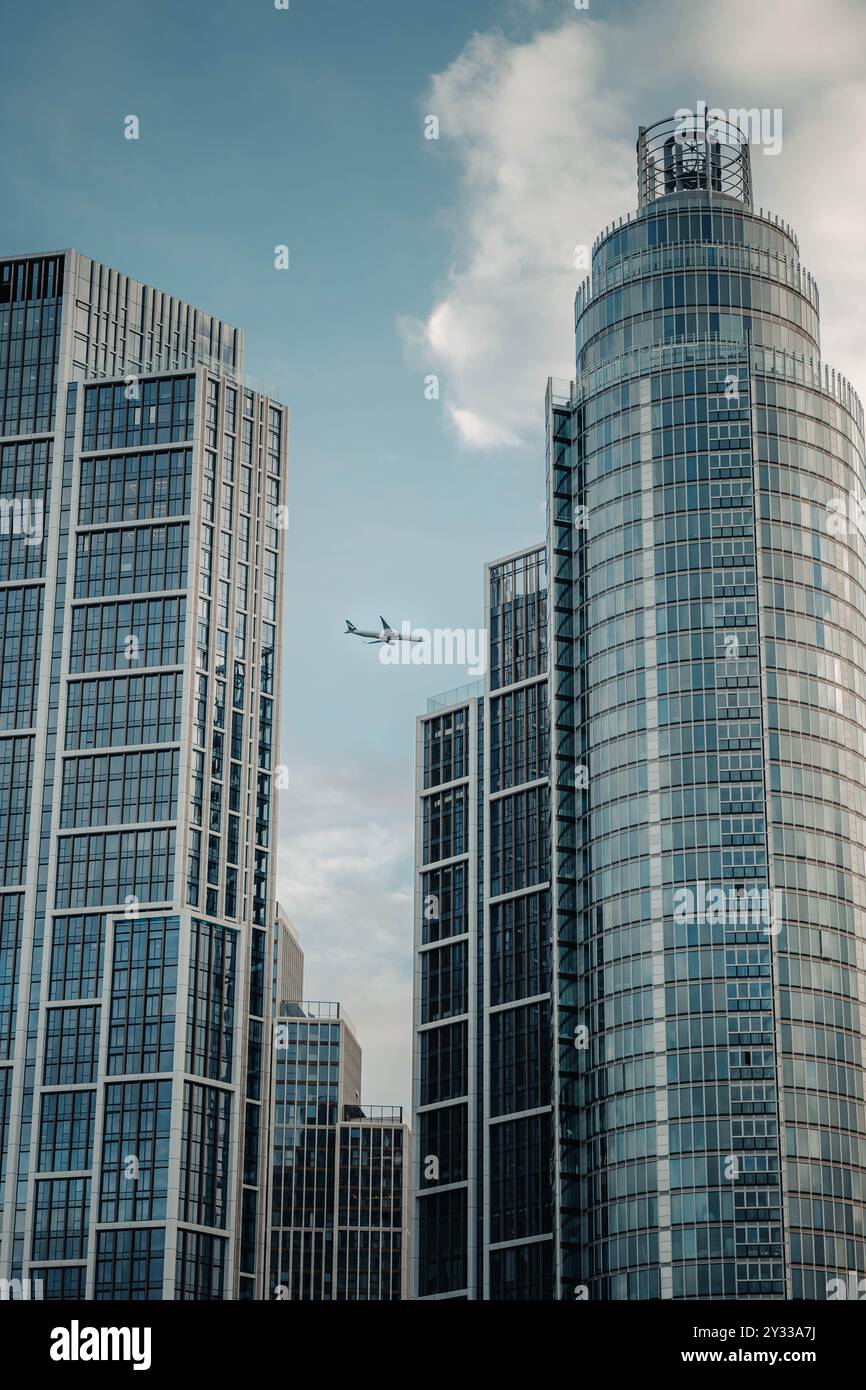 Airplane between buildings hi-res stock photography and images - Alamy