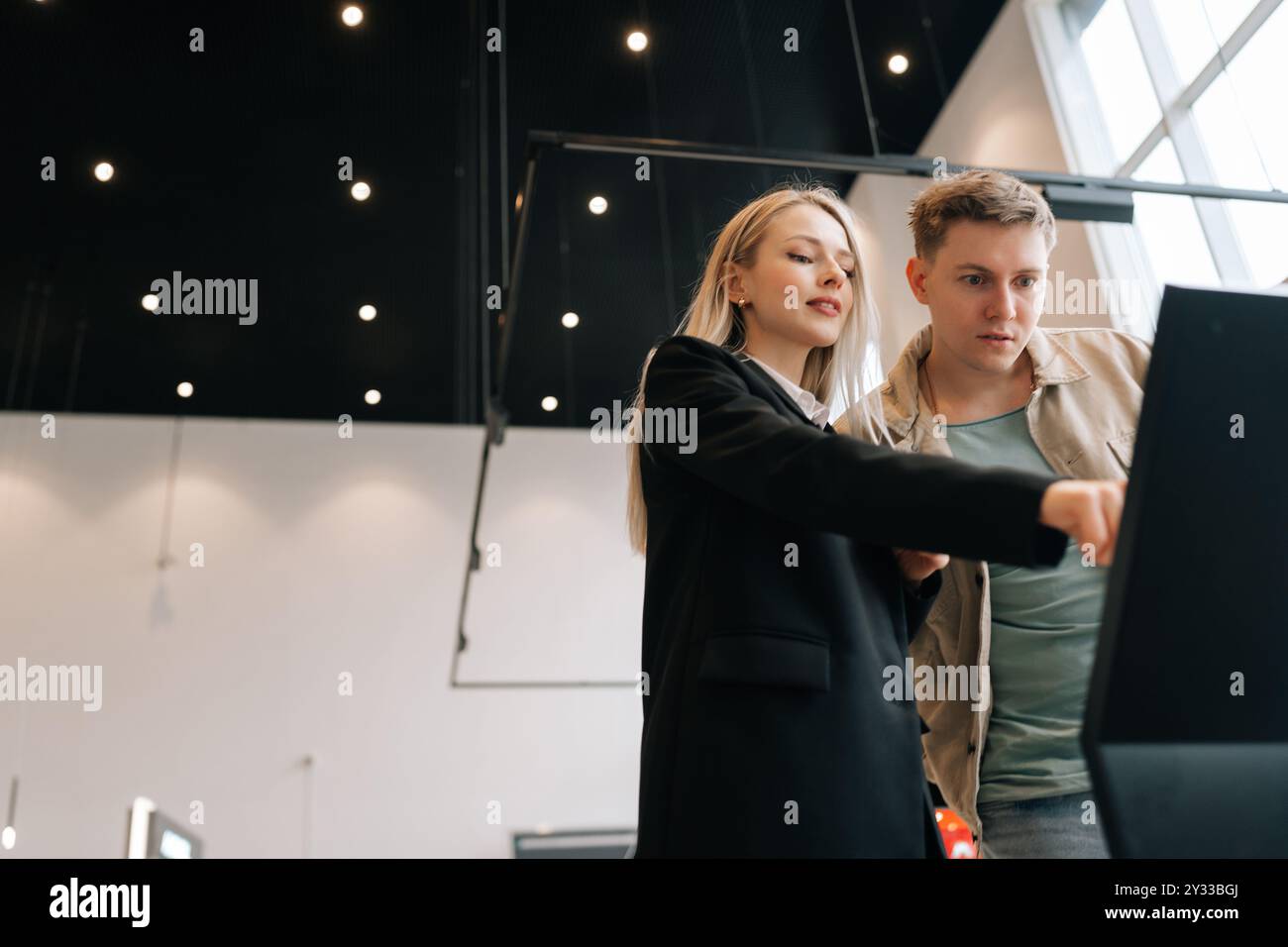 Salesperson customer serious hi-res stock photography and images - Alamy