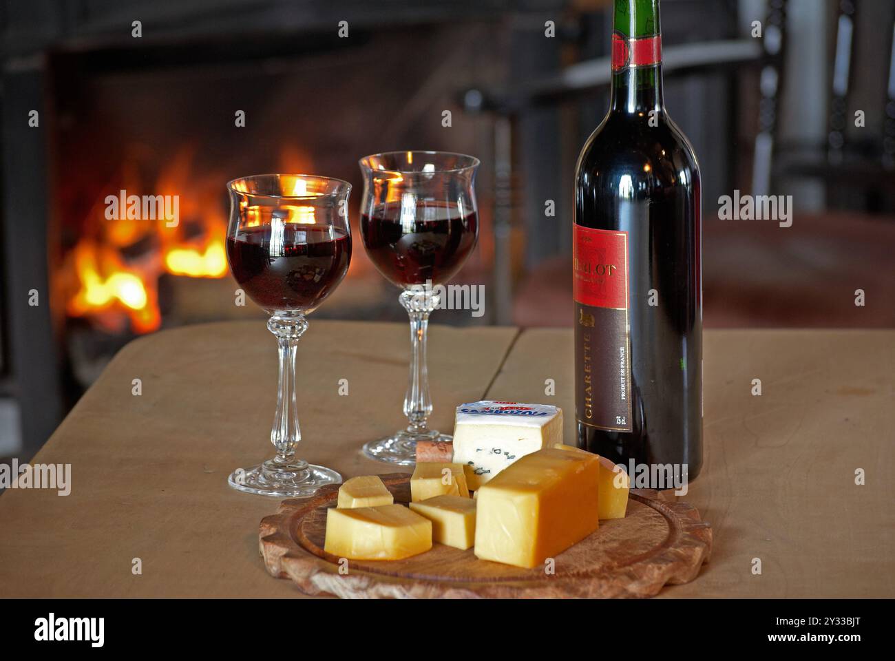 Rotwein in Glaesern, Ernaehrung, Essen, Alkohol, Esskultur, Kaminfeuer ...
