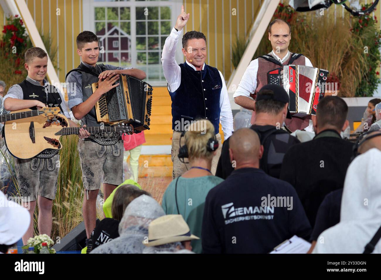 Immer wieder sonntags 2024, Folge 12 Stefan Mross mit den Gewinnern der ...