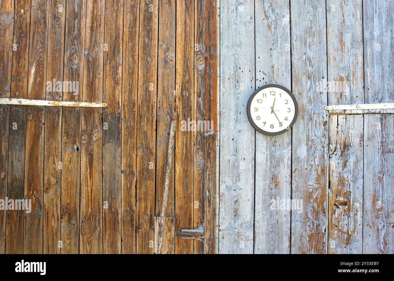 clock in wood background afternoon time Stock Photo - Alamy