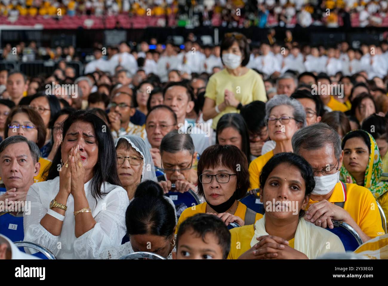 The faithful follow Pope Francis presiding over a mass 'In Memory of ...