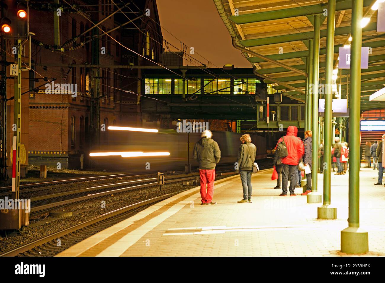 Europa, Deutschland, Hamburg, Harburg, Bahnhof bei Nacht, Bahnsteig Stock Photo - Alamy
