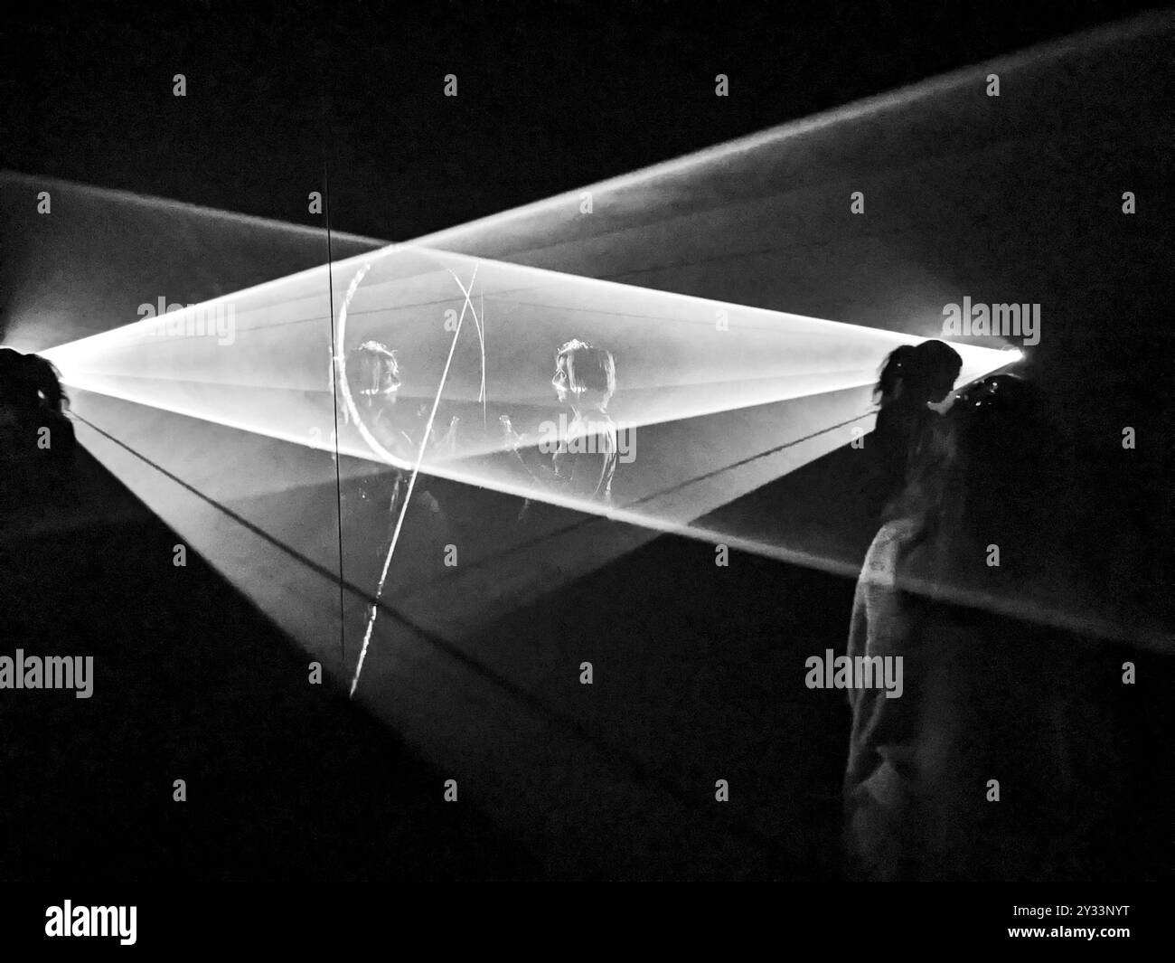 Anthony McCall, Split Second Film & Video Gallery, Guggenheim Museum, Bilbao, Spanien Stock ...