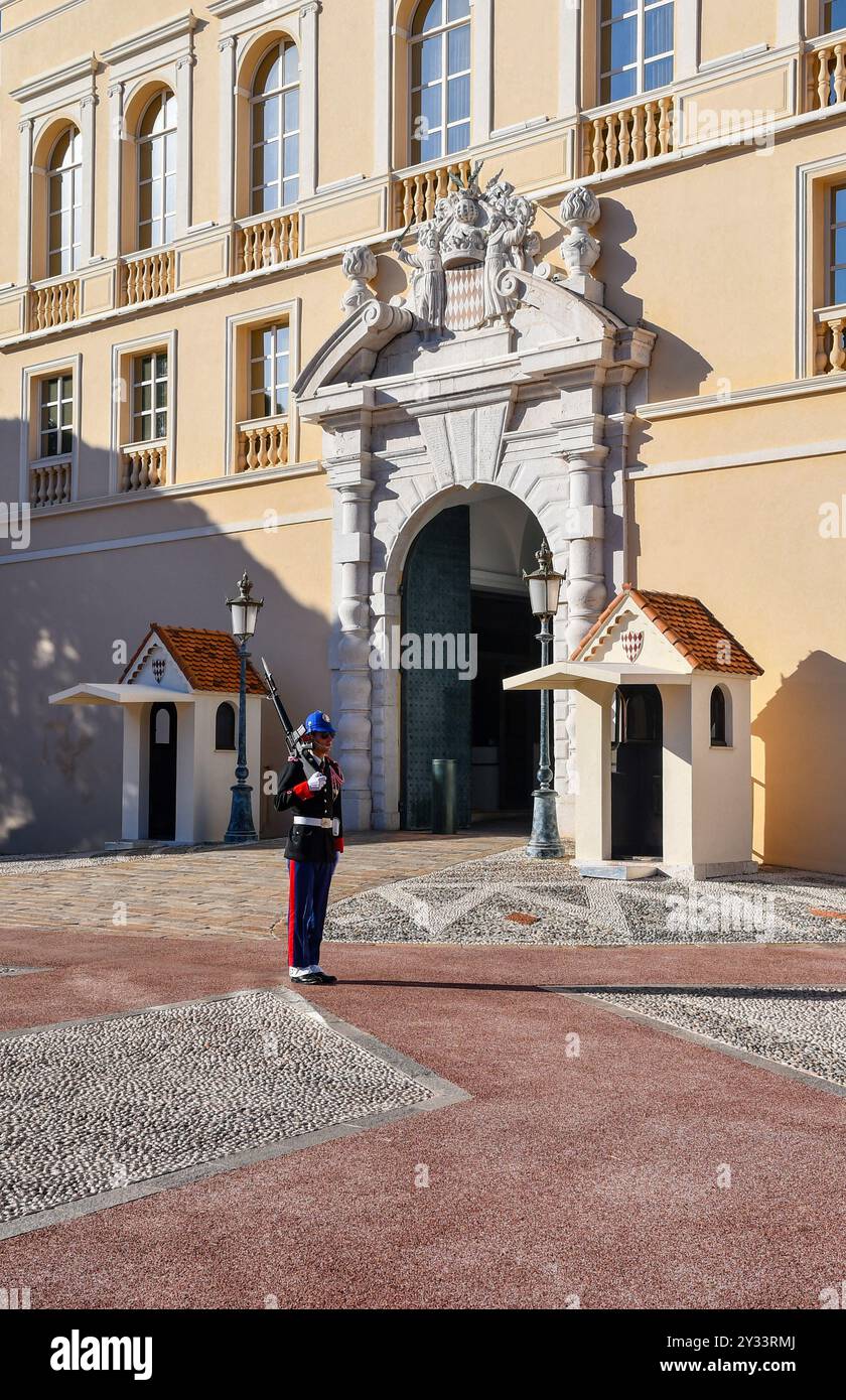 Final phase of the changing of the guard ceremony in front of the Prince's Palace, the official ...