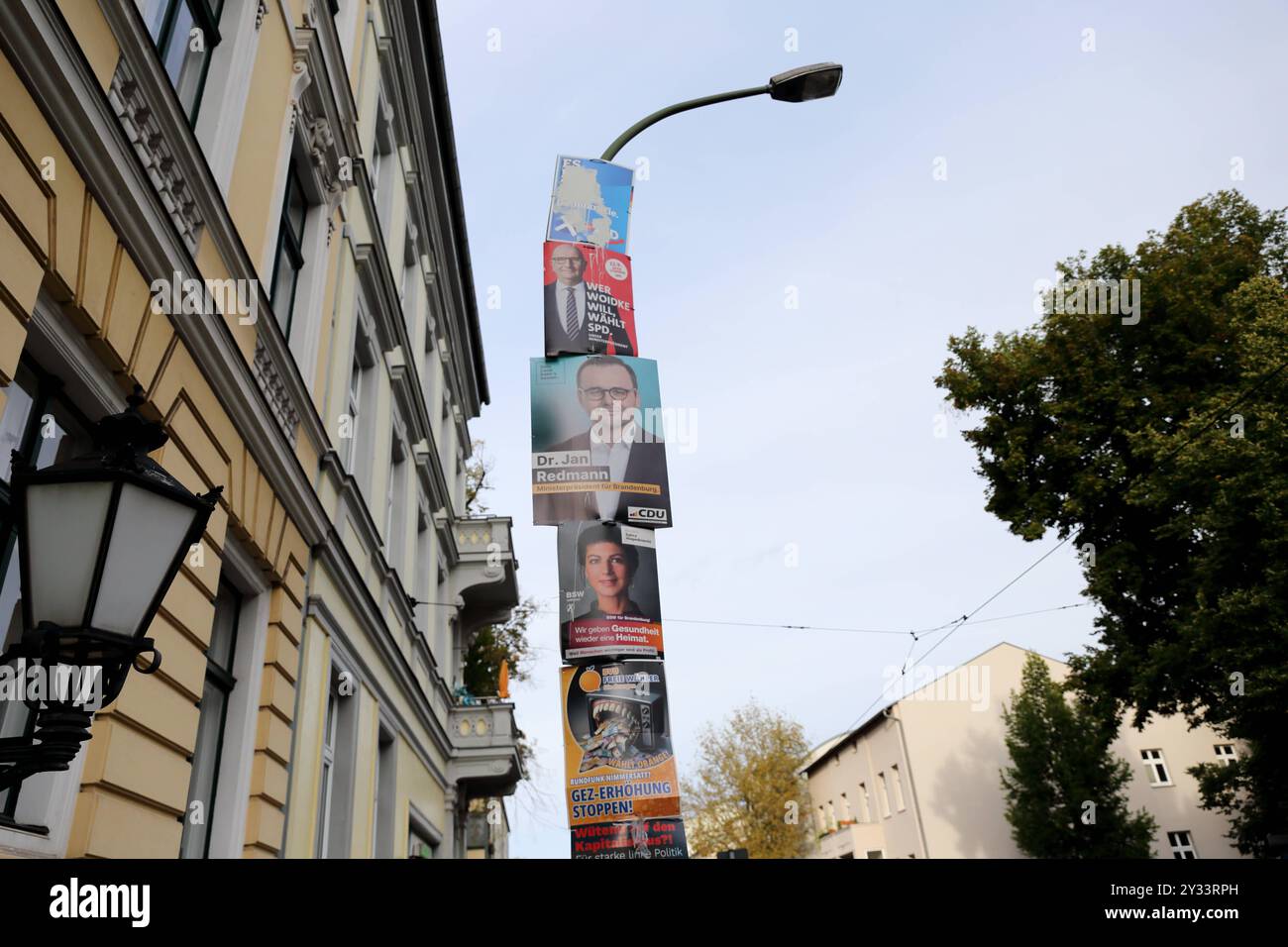 Wahlplakate von AfD mit Beschädigung, SPD mit Dietmar Woidke ...