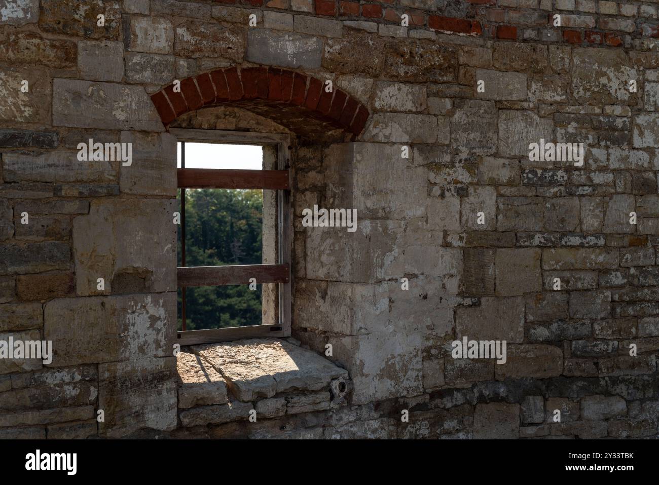 Castle wall window hi-res stock photography and images - Alamy