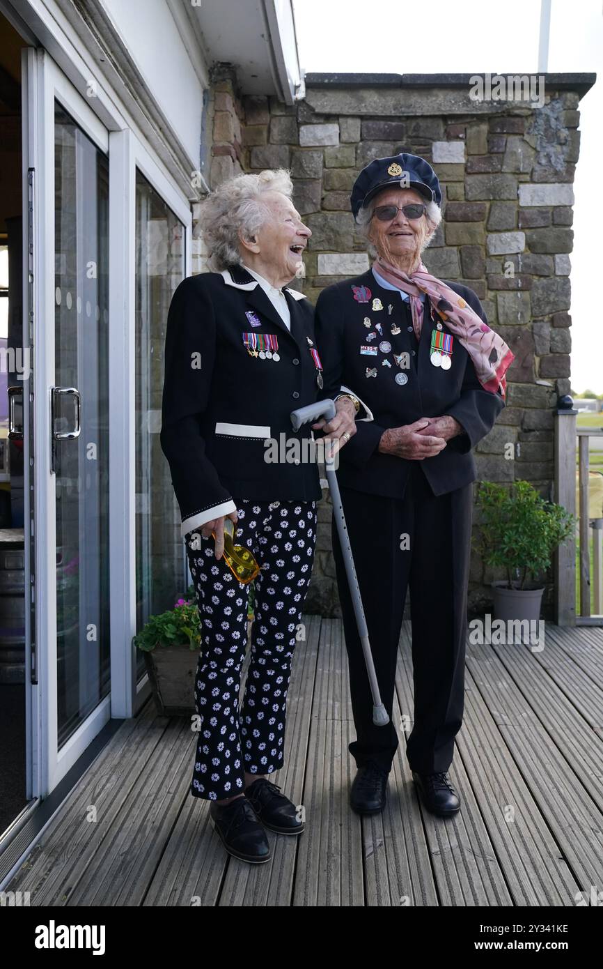 WWII veterans Dorothea Barron (left), 99, and 100-year-old Queenie Hall ...