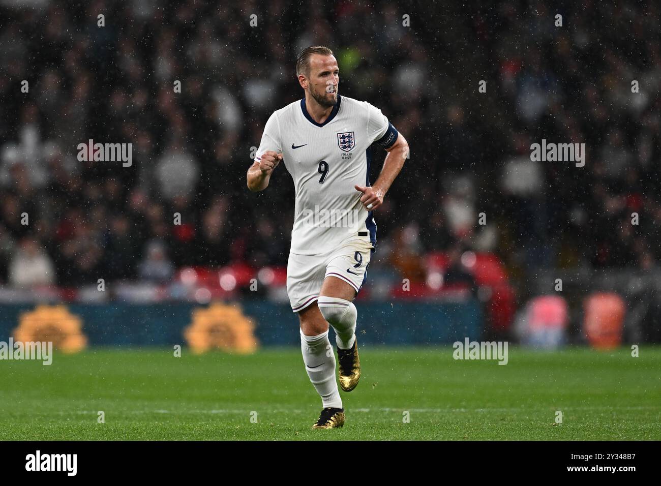 LONDON, ENGLAND - SEPTEMBER 10: Harry Kane of England full length body ...