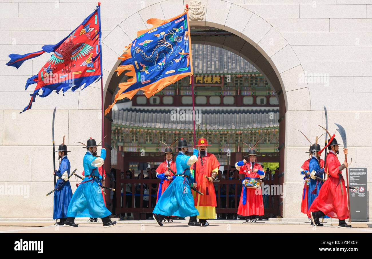 Guardians dressed in traditional Joseon Dynasty clothing guard ...