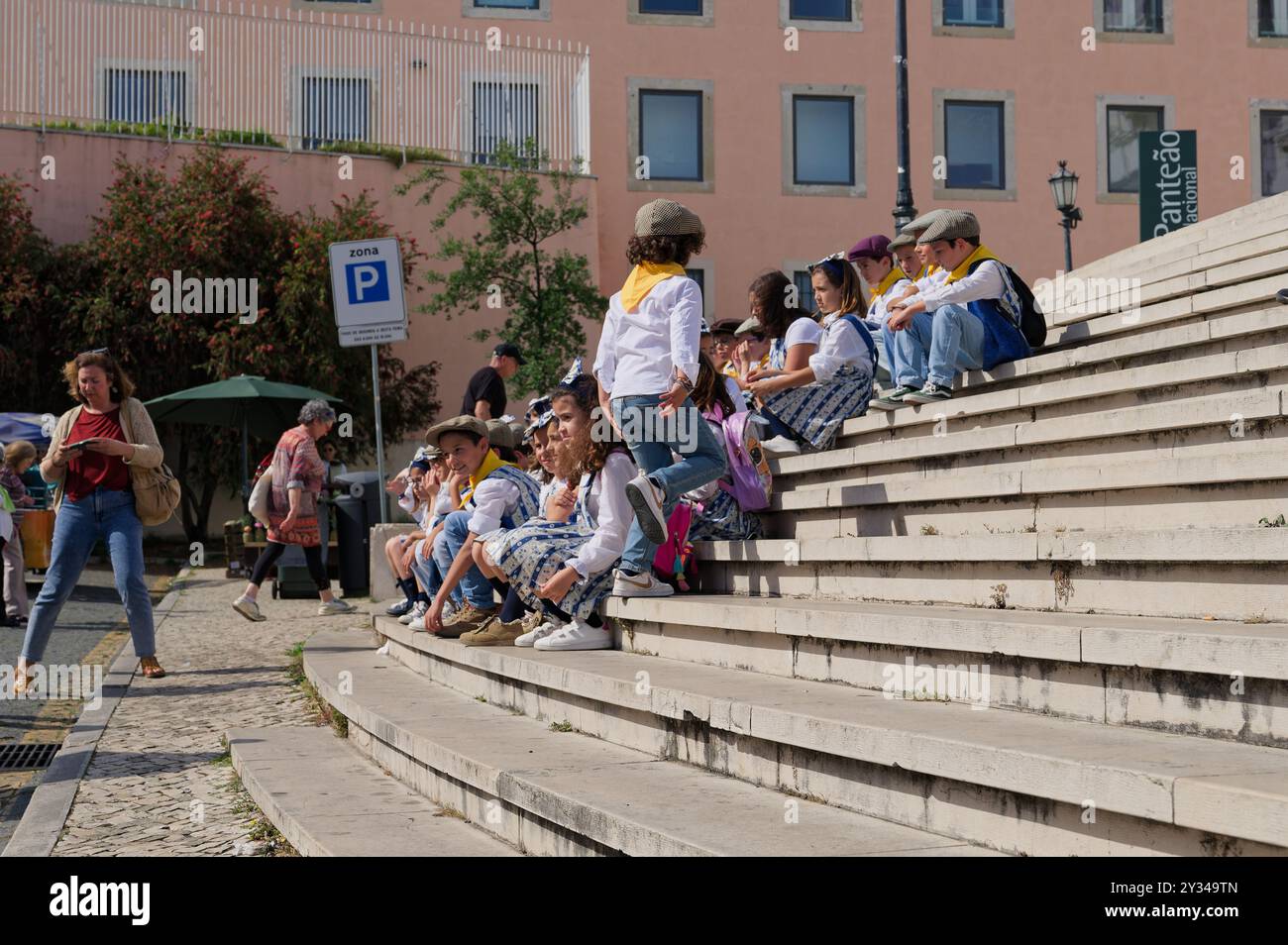 Kids sitting on steps hi-res stock photography and images - Alamy