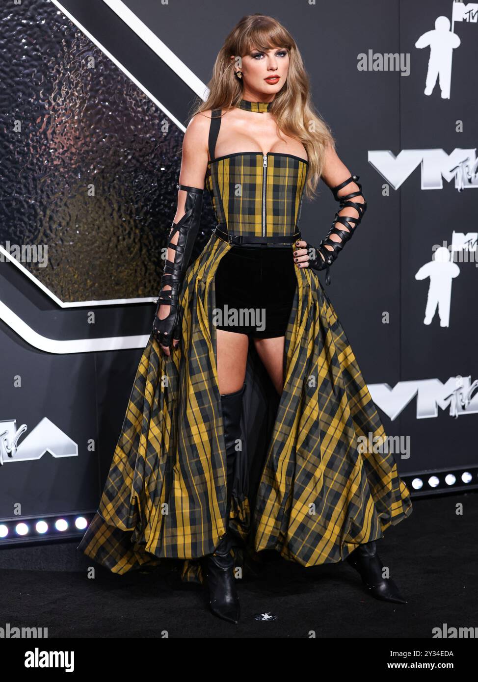 ELMONT, NEW YORK, USA - SEPTEMBER 11: Taylor Swift wearing Dior arrives ...