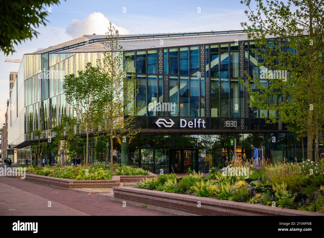 The main entrance to Delft Railway Station, Delft, The Netherlands ...