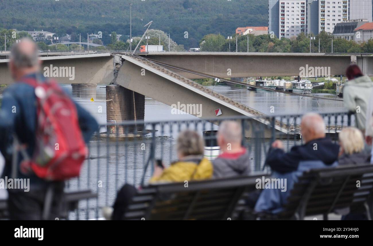 Dresden, Germany. 12th Sep, 2024. People look at the rubble of the ...
