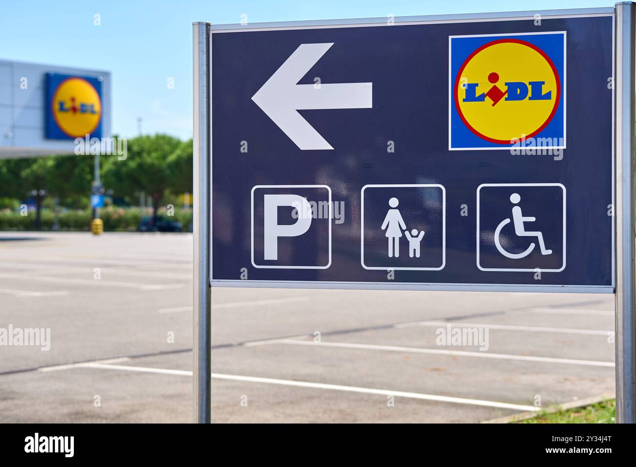Parkplatzsymbol hi-res stock photography and images - Alamy