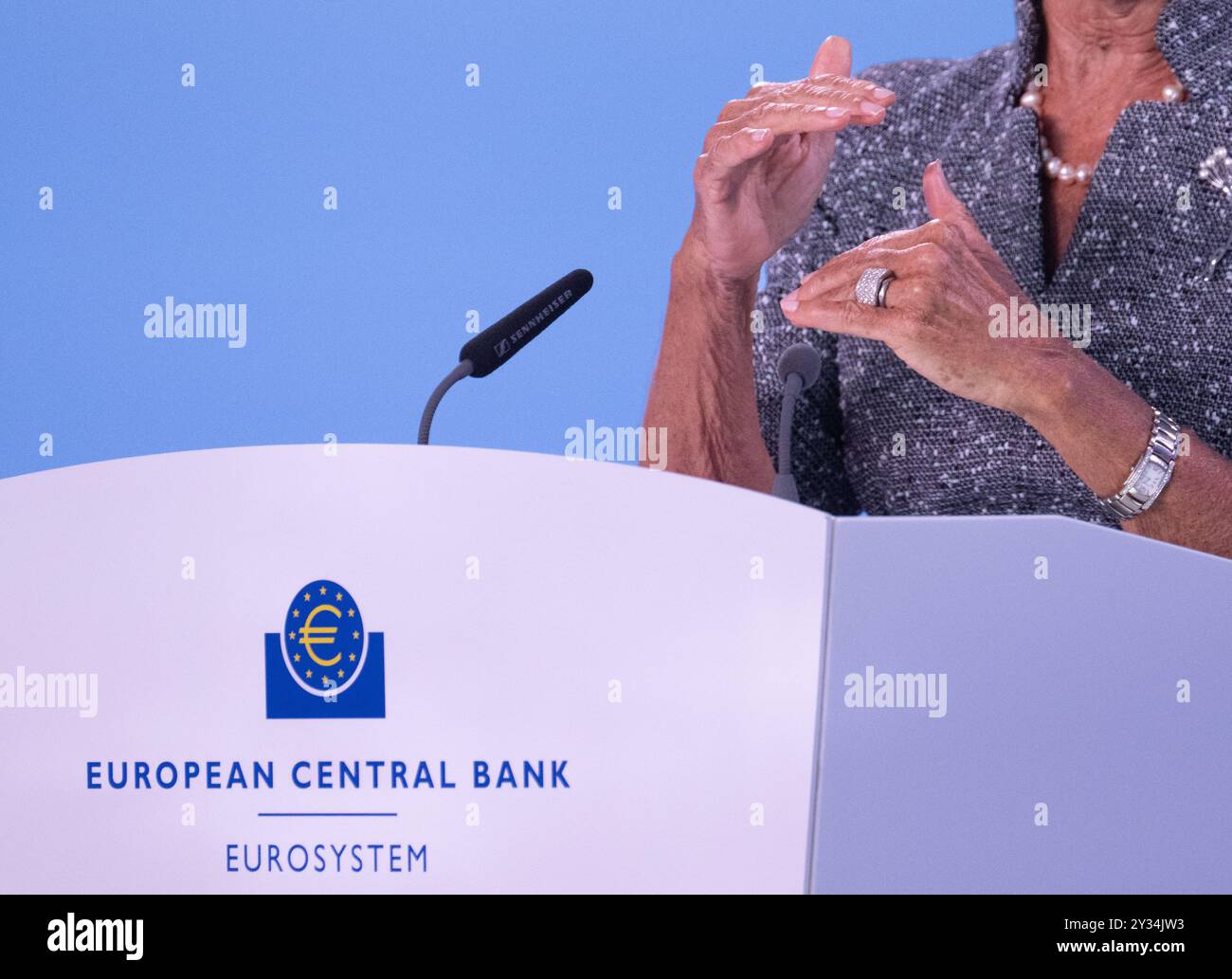 The hands of christine lagarde hi-res stock photography and images - Alamy