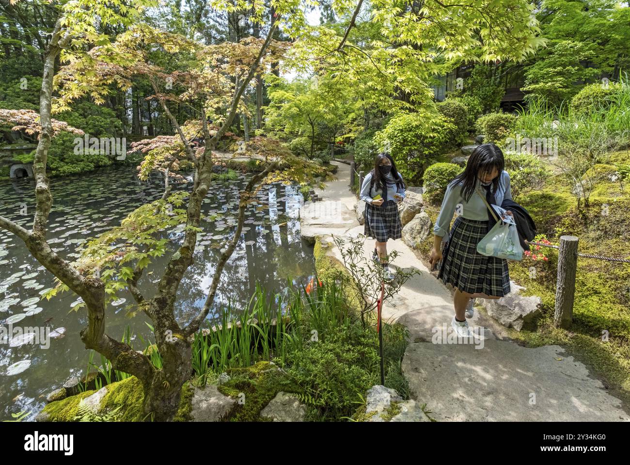 School girls stroll through Tenjuan Gardens, Nanzen-ji temple complex ...