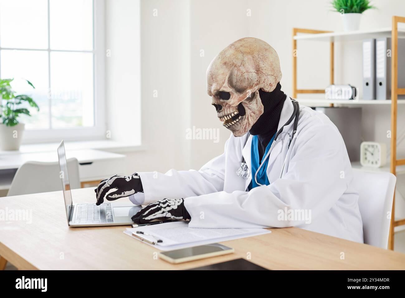 Skeleton sitting computer hi-res stock photography and images - Alamy