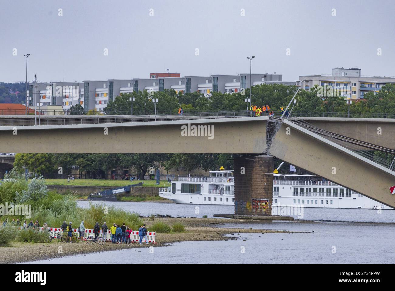 In the early hours of the morning, a section of the Carola Bridge ...