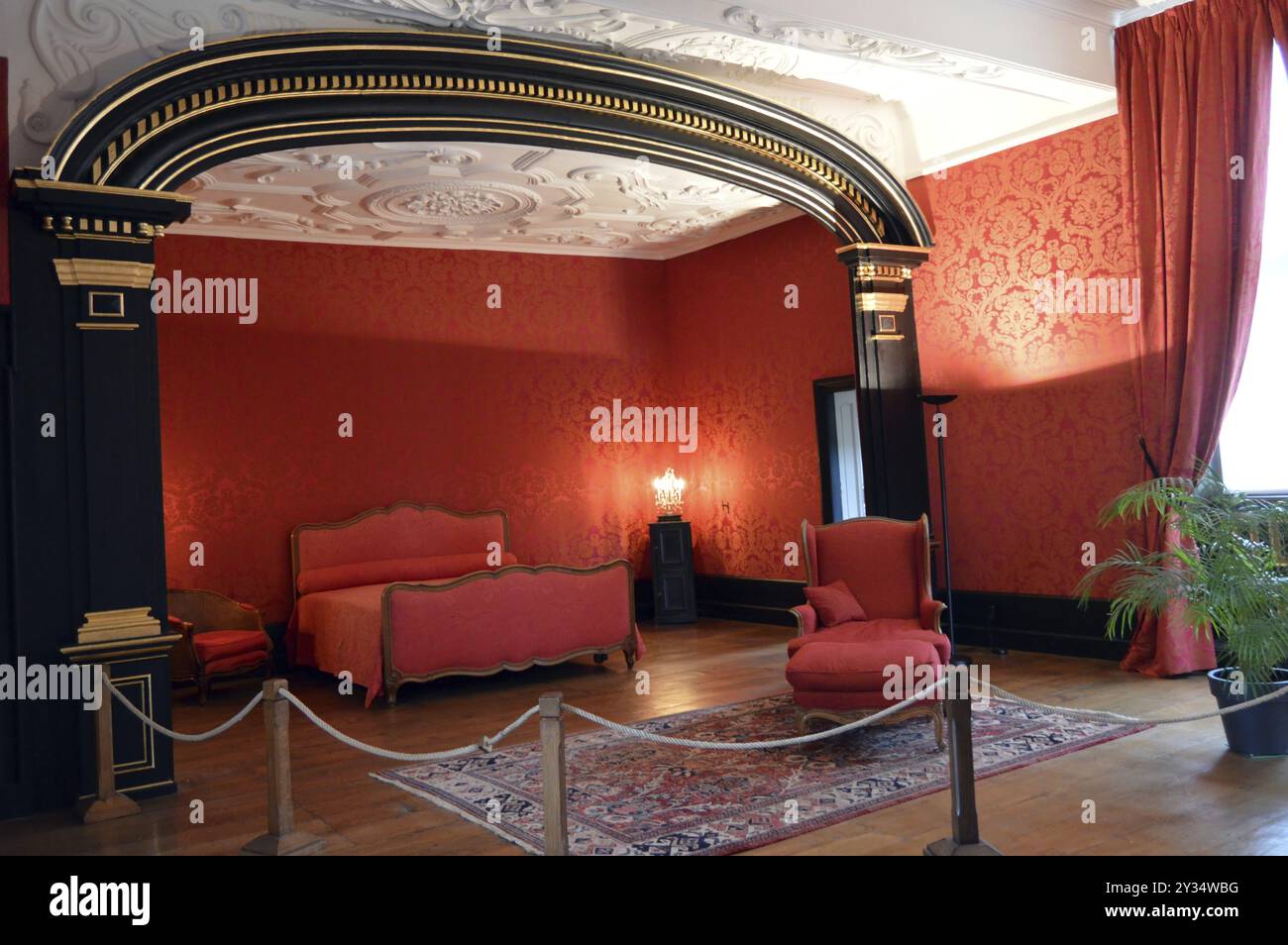 Red chamber hi-res stock photography and images - Alamy