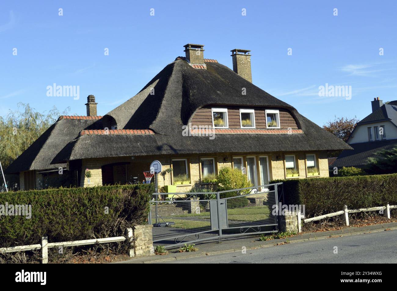 Oval roof hi-res stock photography and images - Alamy