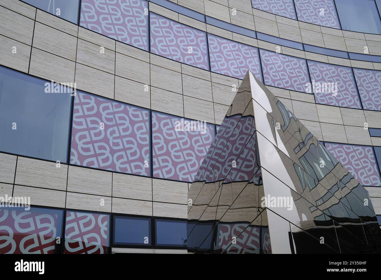 Wave-shaped building in the historic city centre, Duesseldorf, Germany ...