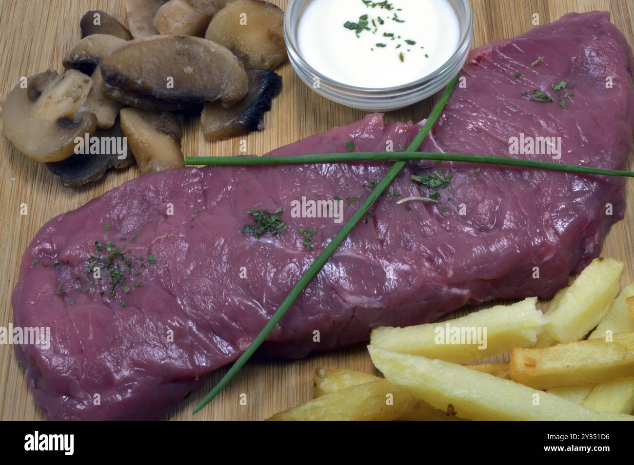Steak of very red ox with its cream, its French fries and his mushrooms ...