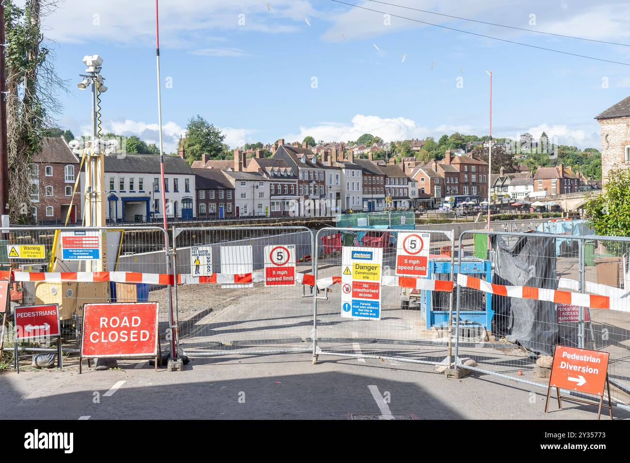 Road closed sign on the approach to Bewdley bridge along the side of ...