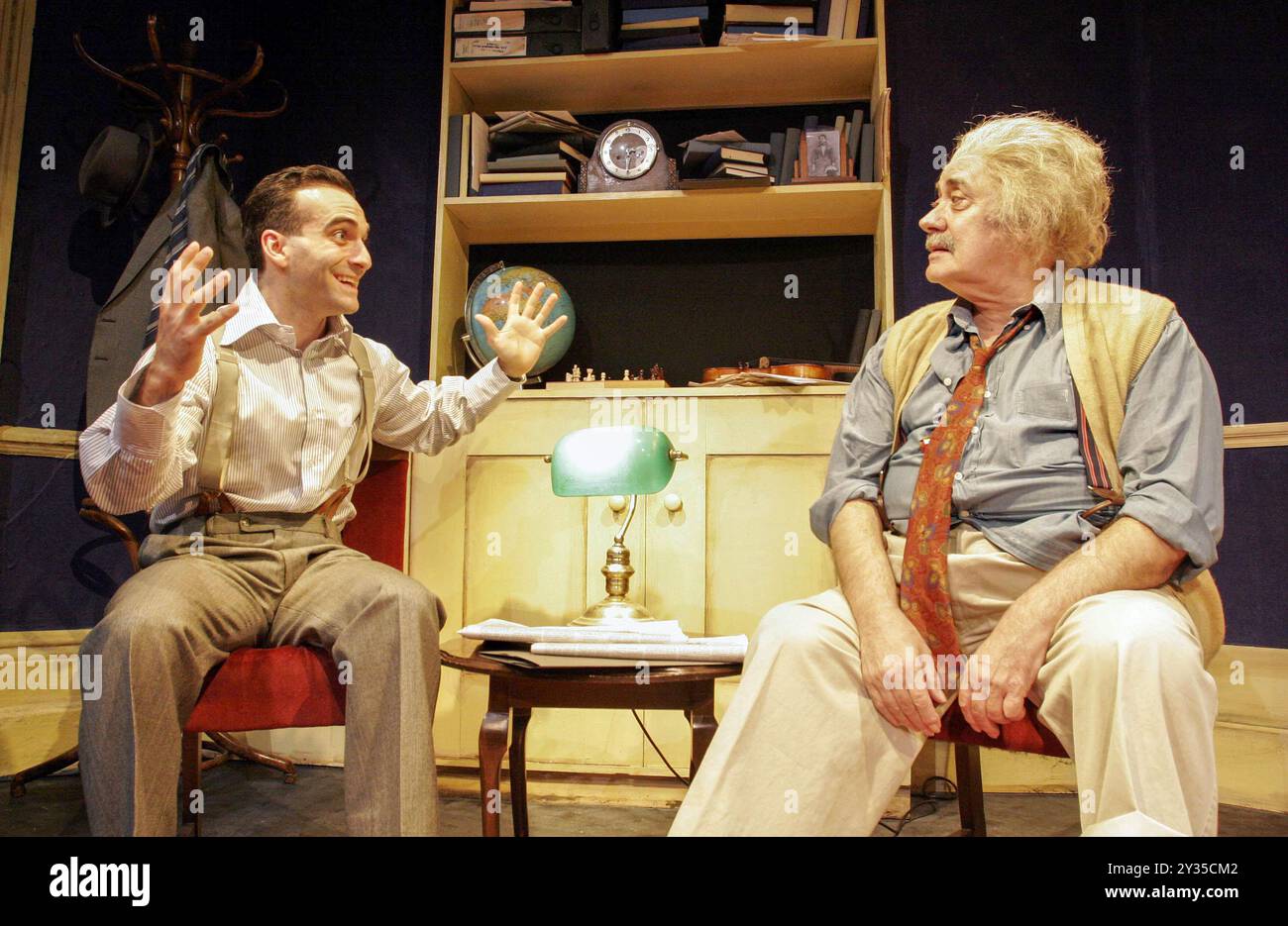 l-r: Gerard Monaco (Bucky), Victor Spinetti (Albert Einstein) in ALBERT ...