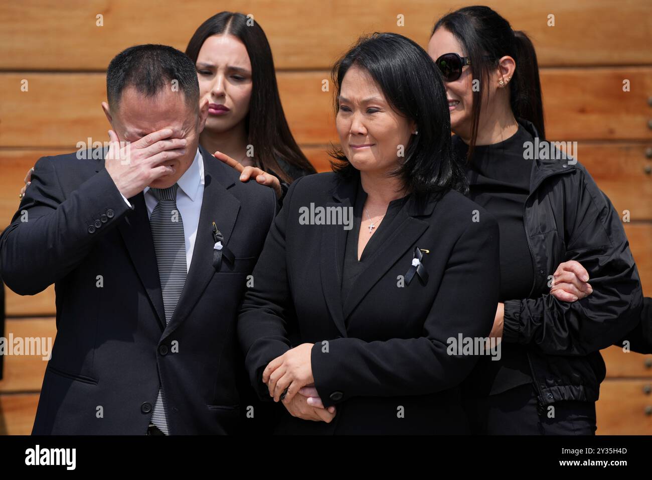 Keiko Fujimori, right, and her brother Kenji stand by as pallbearers ...