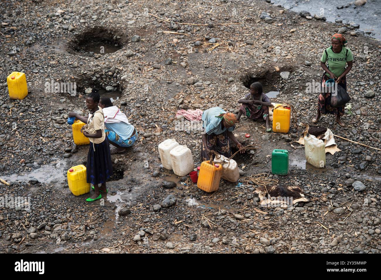 Ethiopia women fetching water hi-res stock photography and images - Alamy