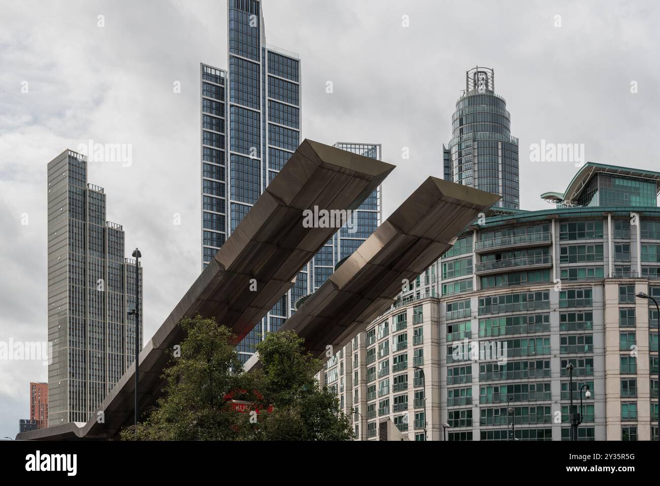 The bus station outside Vauxhall rail/ tube station Stock Photo - Alamy