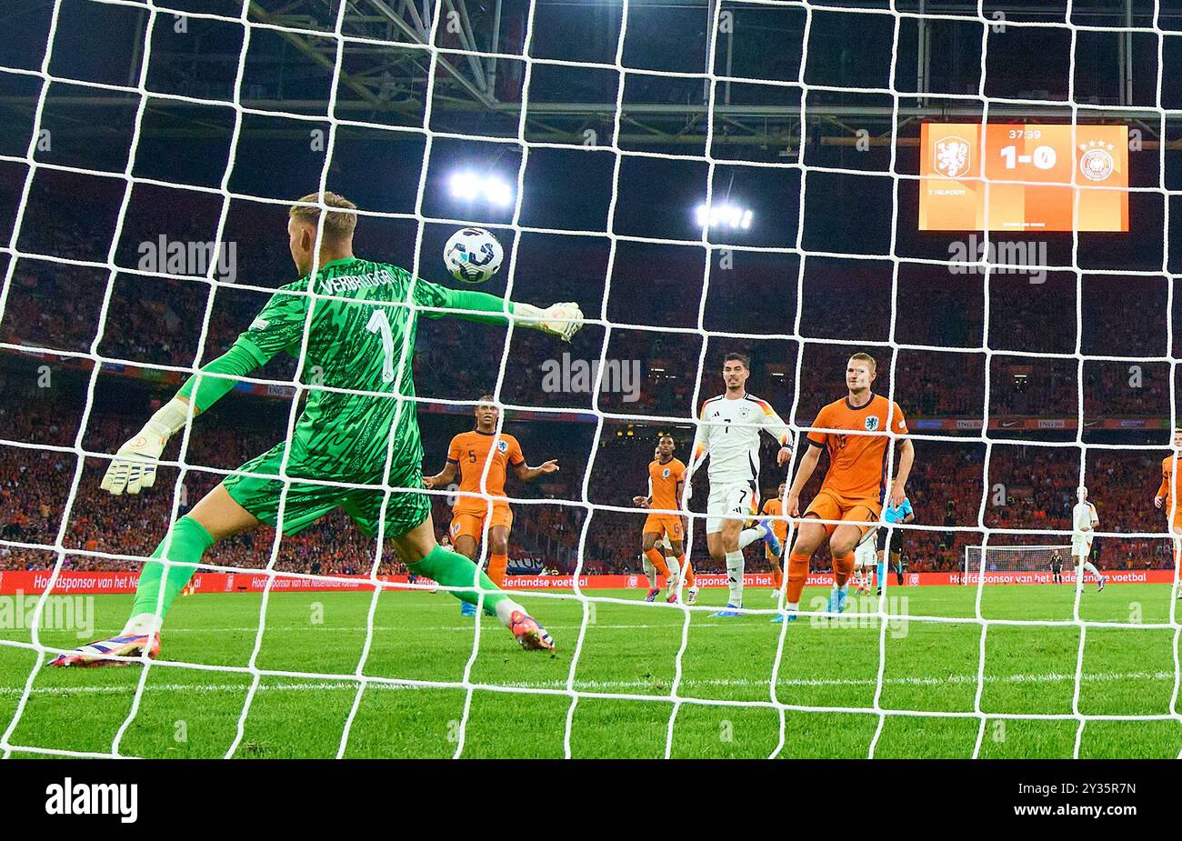 Bart Verbruggen, NL 1 defend against Matthijs de Ligt, NL 15 Kai ...