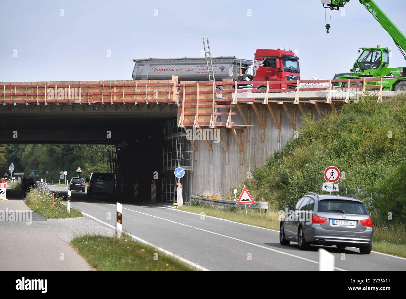 THEMENFOTO Brueckensanierung. Baustelle einer Bruecke ueber die Autobahn A94 bei Feldkirchen ...