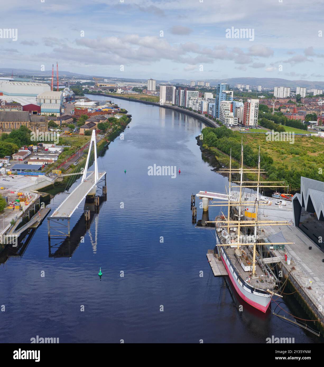 Govan to Partick pedestrian and cycle bridge over the River Clyde in ...