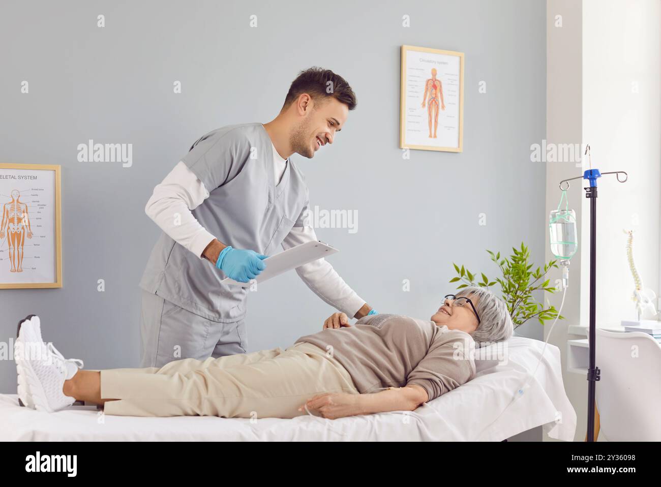 Sick senior lying in hospital hi-res stock photography and images - Alamy
