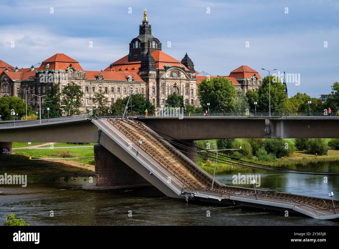 The partly collapsed Carola Bridge, broken down into the river Elbe ...