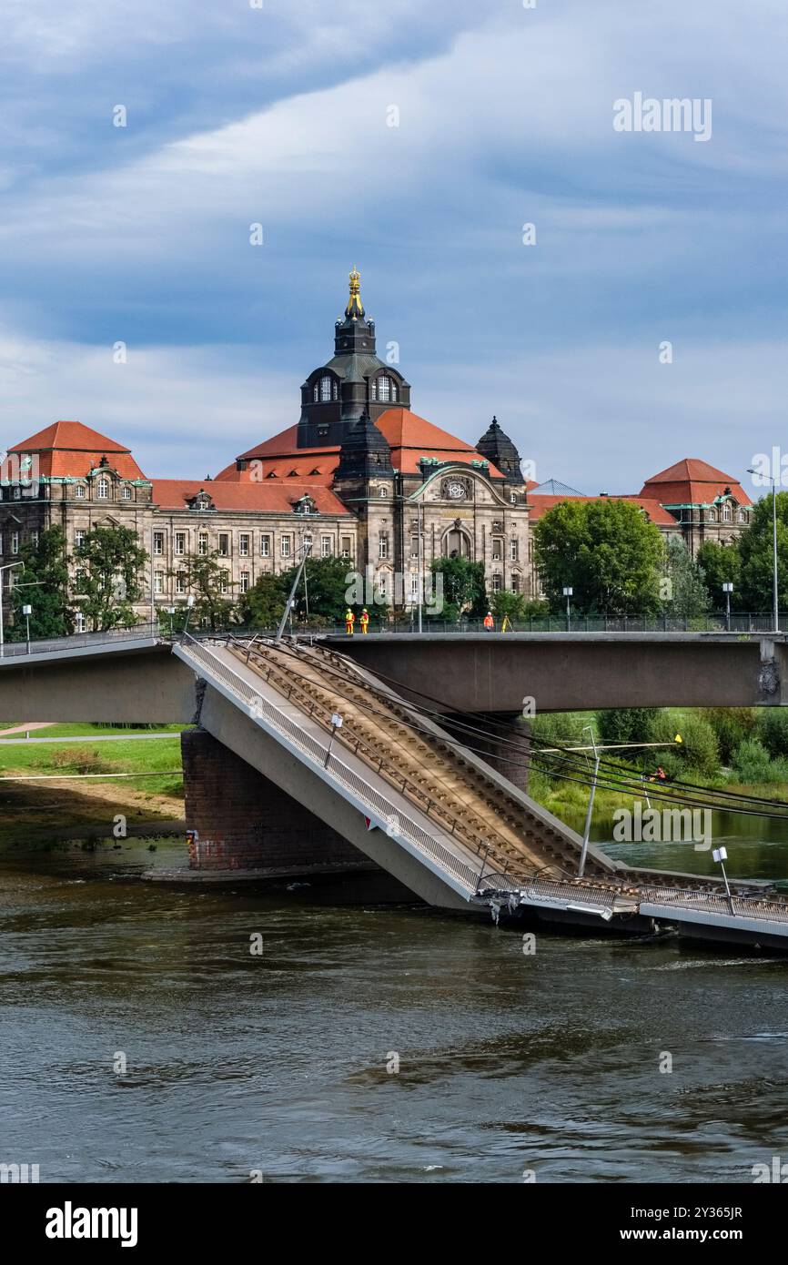 The partly collapsed Carola Bridge, broken down into the river Elbe ...