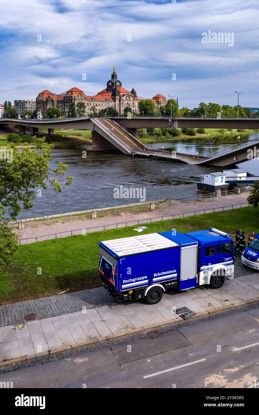 Cars of the Federal Agency for Technical Relief, THW, in front of the ...