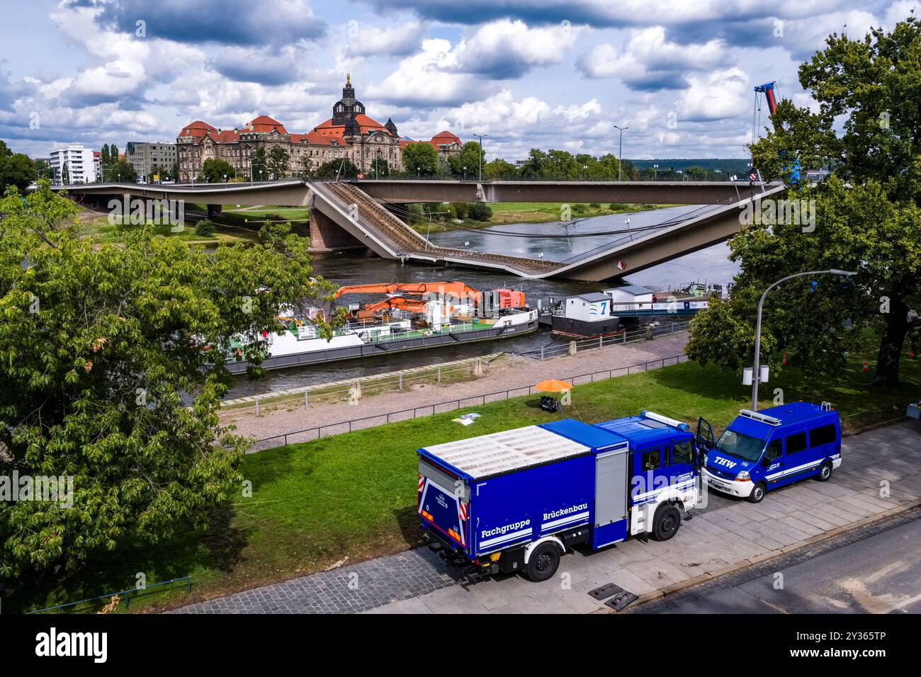 Cars of the Federal Agency for Technical Relief, THW, in front of the ...
